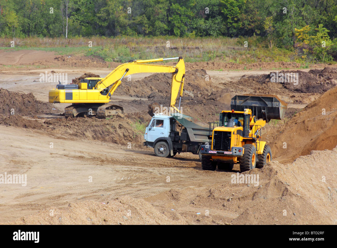 sandpit - loader dump tipper loads of sand Stock Photo - Alamy