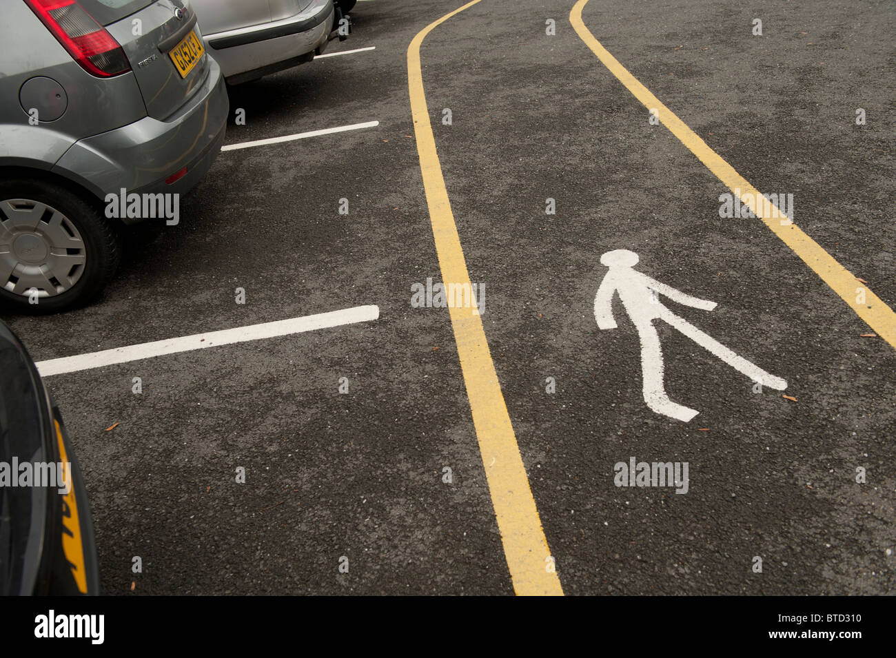 pedestrian safe path marked out in a car park UK Stock Photo - Alamy