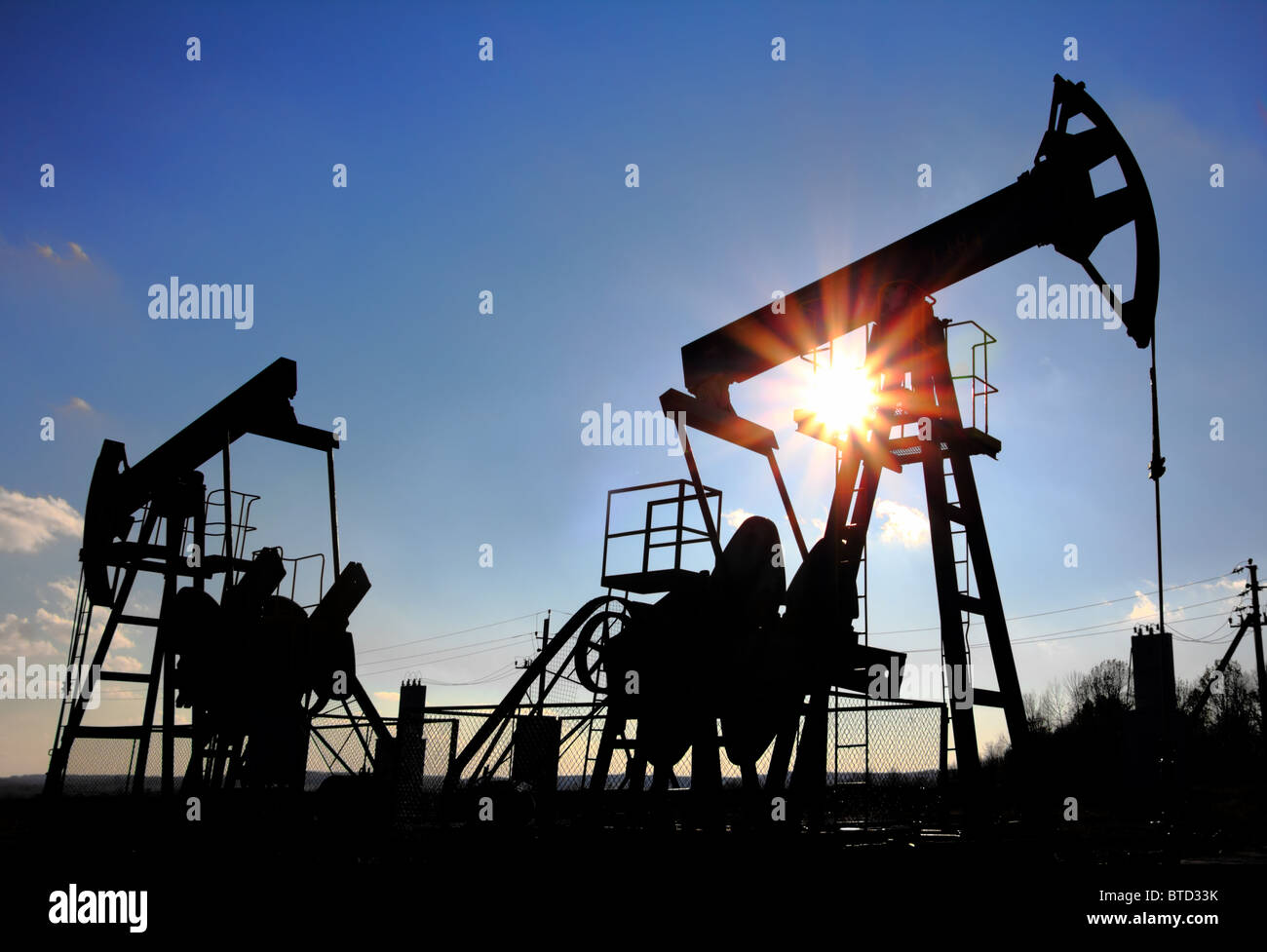 Working oil pumps silhouette hi-res stock photography and images - Alamy