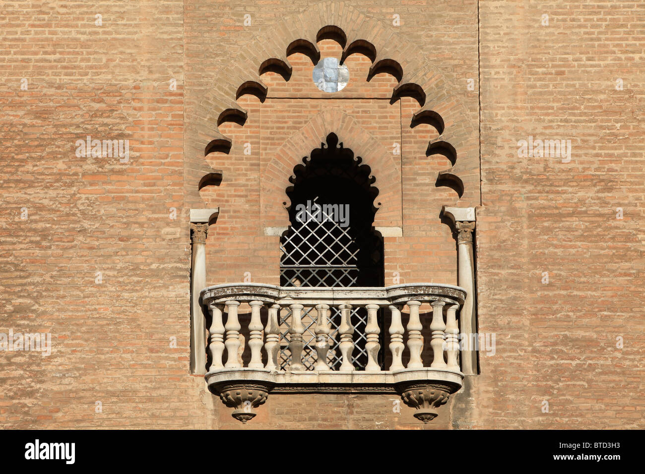 Islamic arch balcony hi-res stock photography and images - Alamy