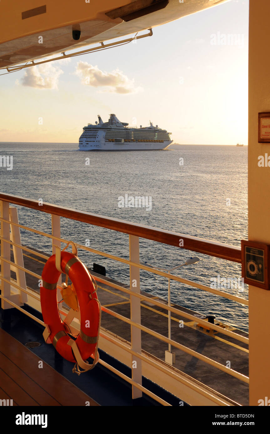 Relaxing cruise ship rail hi-res stock photography and images - Alamy