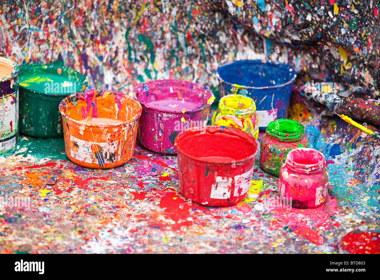 Pots with covers hi-res stock photography and images - Alamy