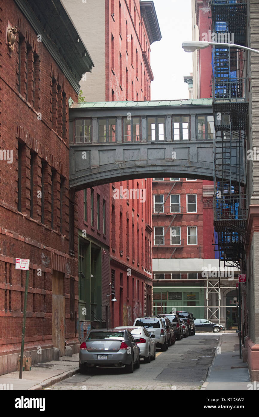 Skywalk between buildings hi-res stock photography and images - Alamy