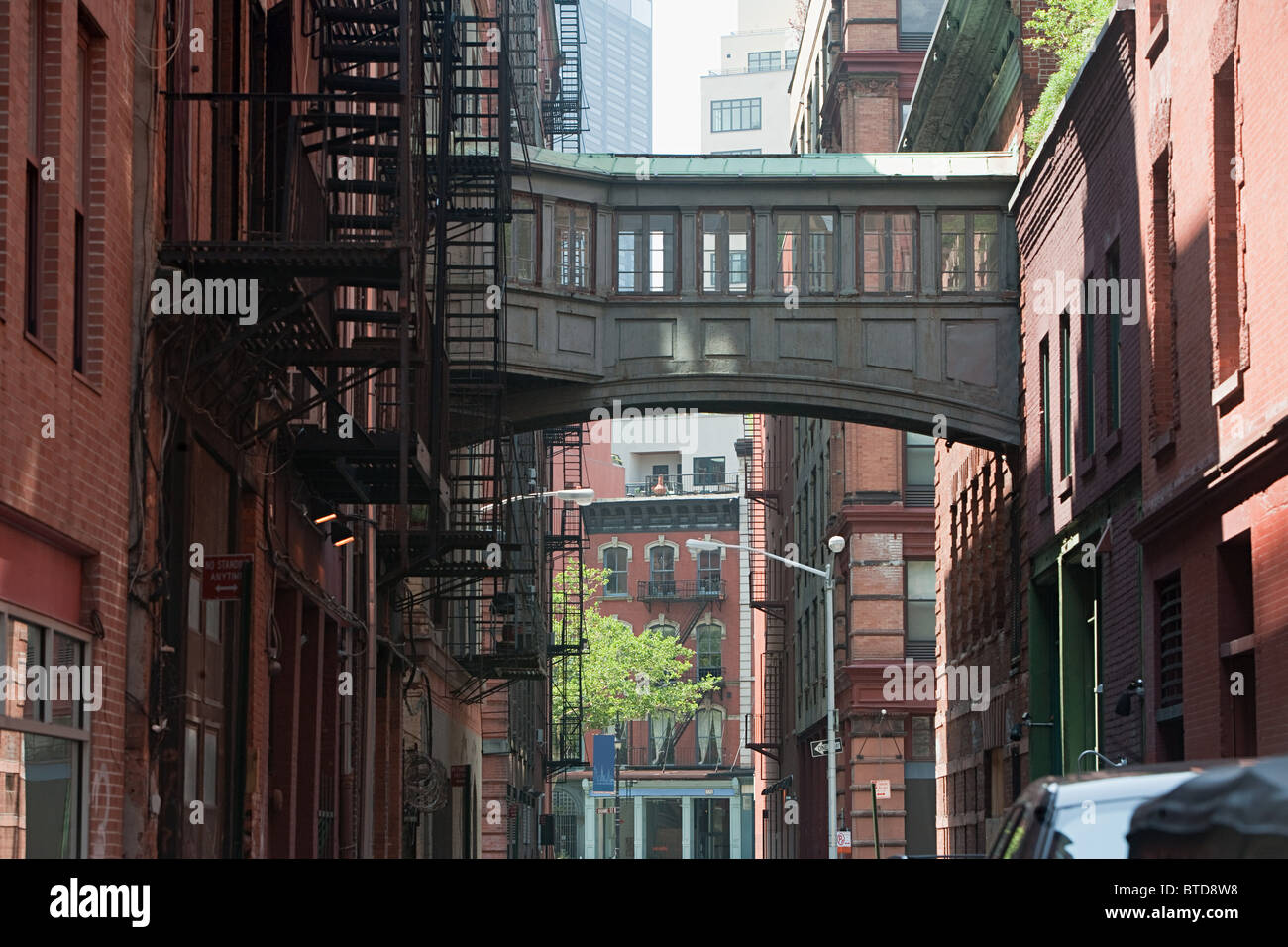 Skywalk between buildings hi-res stock photography and images - Alamy