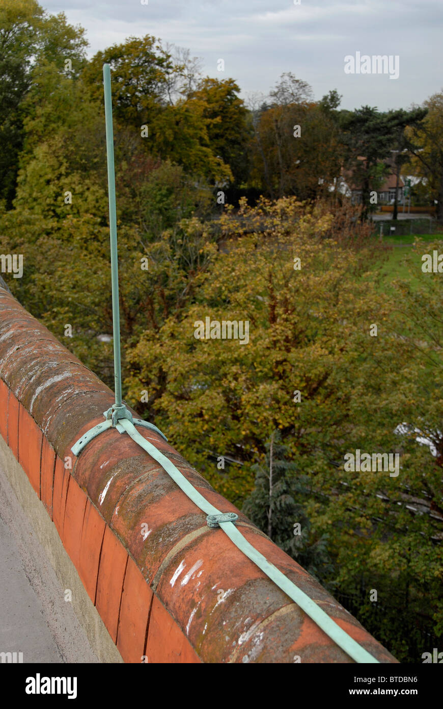 Lightning Conductor on roof of Tall Building Stock Photo - Alamy
