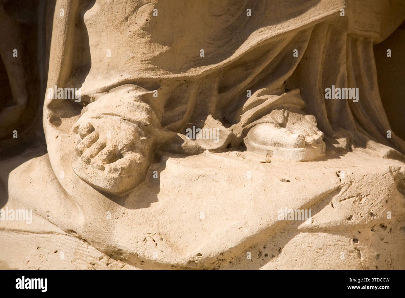 Feet of a statue hi-res stock photography and images - Alamy
