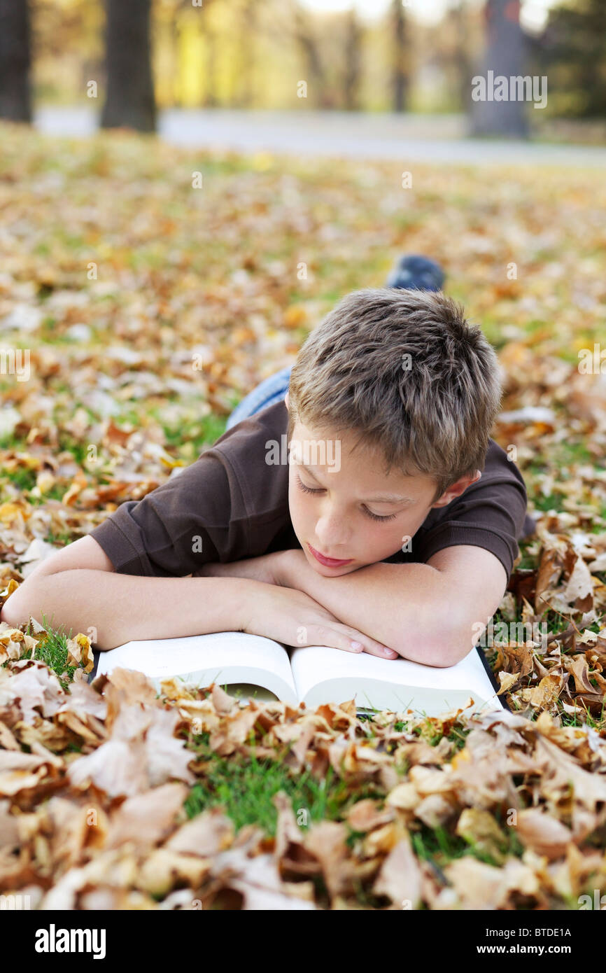 5 to 7 year old caucasian boy outdoor hi-res stock photography and ...