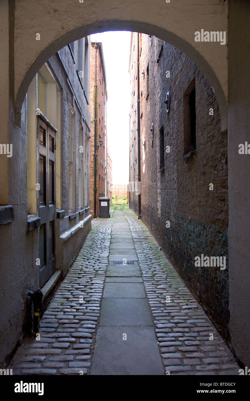 Alleyway in old town , high street Hull Stock Photo - Alamy