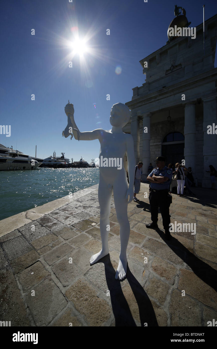 Boy with frog statue hi-res stock photography and images - Alamy