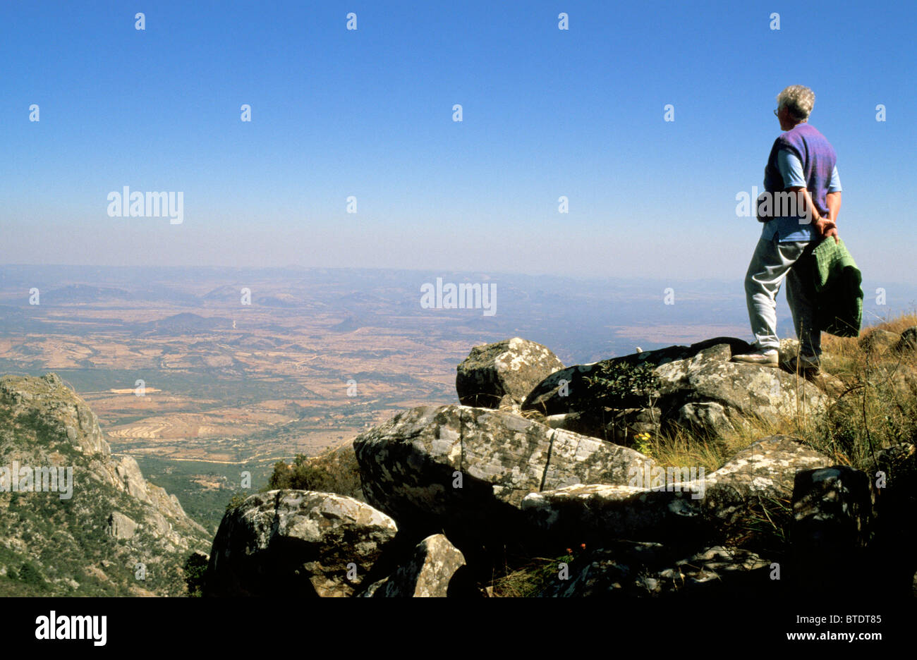 Tourist looking over valley from Nyanga mountain escarpment Stock Photo ...