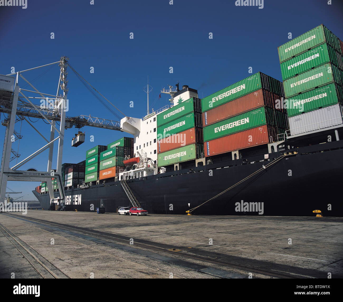 Ships being loaded loading dock hi-res stock photography and images - Alamy