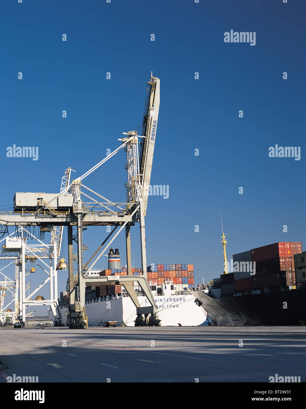 A container ship waits along the wharf to be unloaded Stock Photo - Alamy