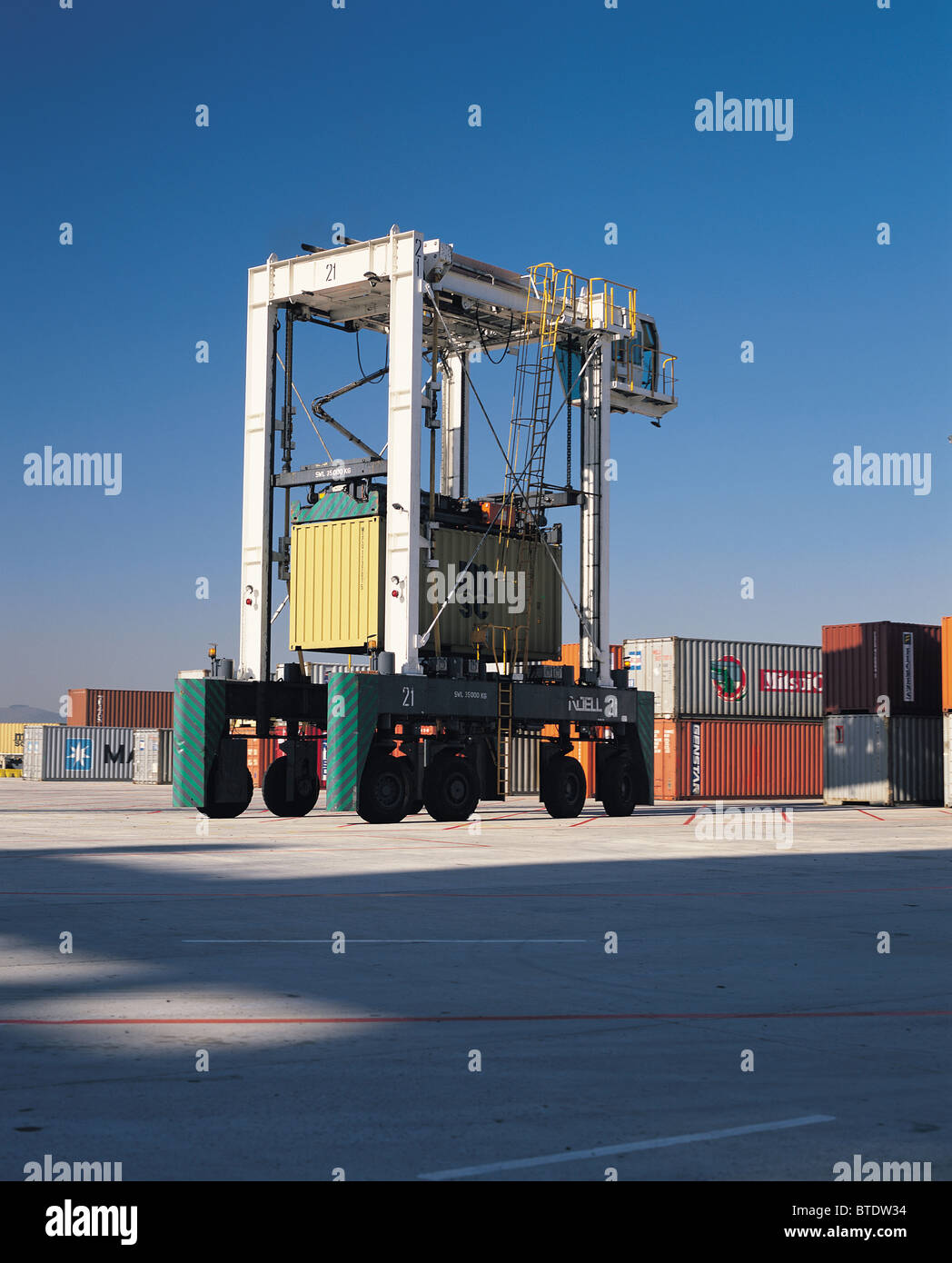 Containers are grouped and packed using this machine Stock Photo - Alamy