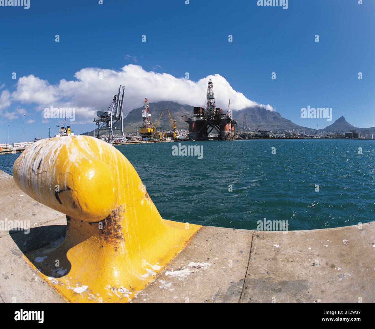 An Oil Rig in the Cape Town Harbour Stock Photo - Alamy