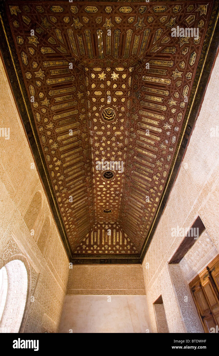 Details of Moorish architecture inside the Alhambra Palace, Granada ...