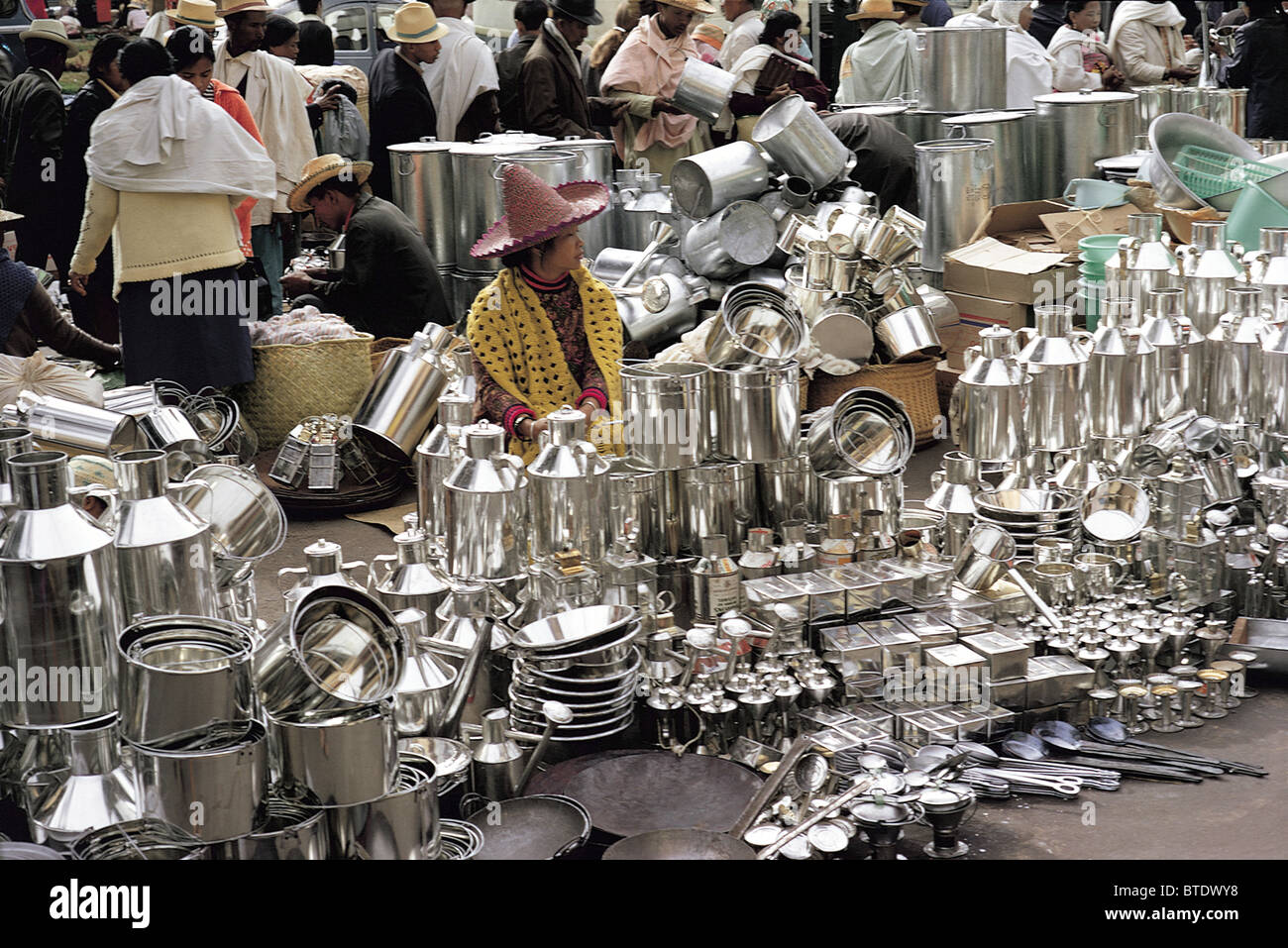 Vendor selling aluminium ware at the market in Antananarivo Stock Photo ...