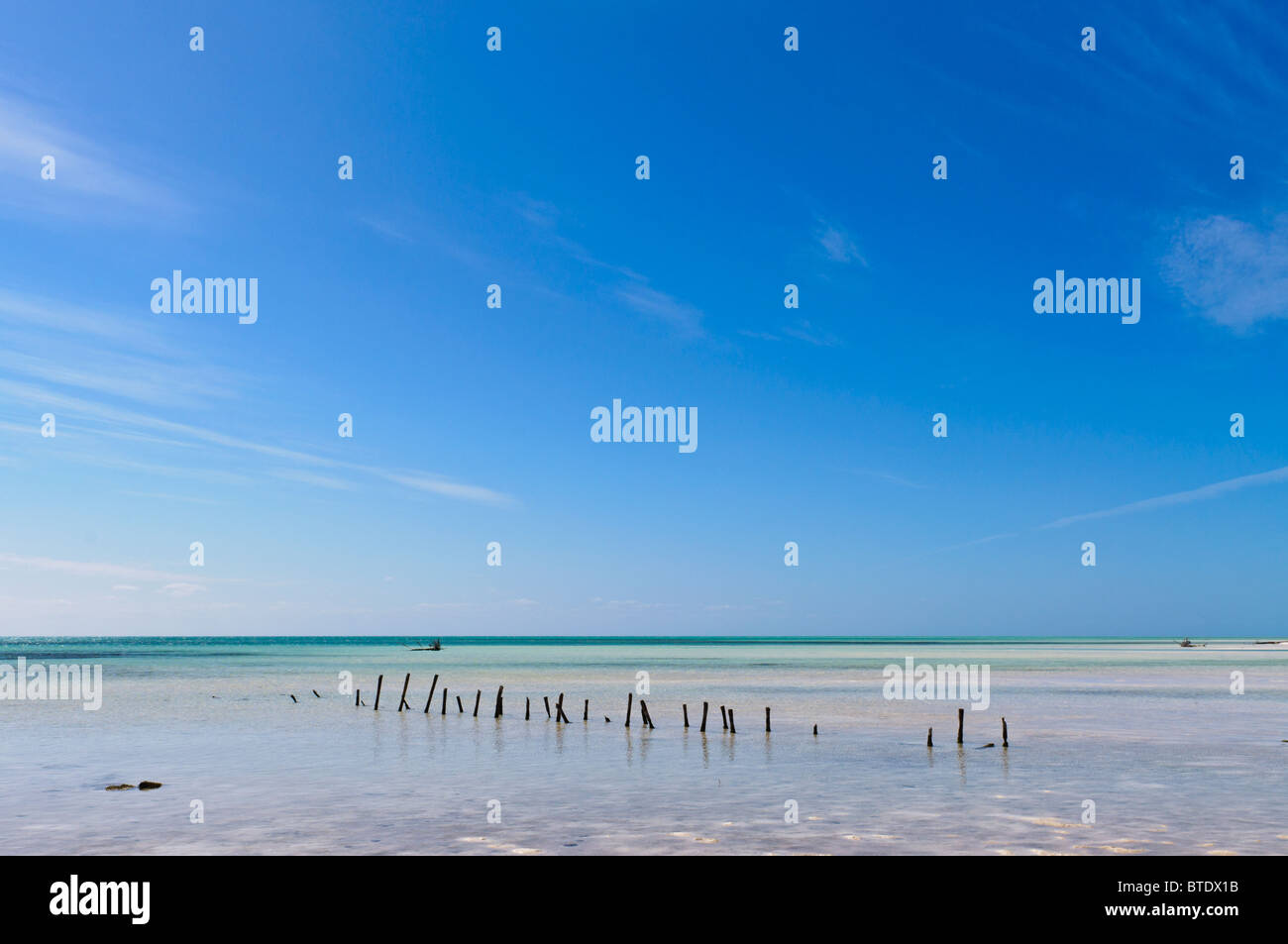Column at beach hi-res stock photography and images - Alamy
