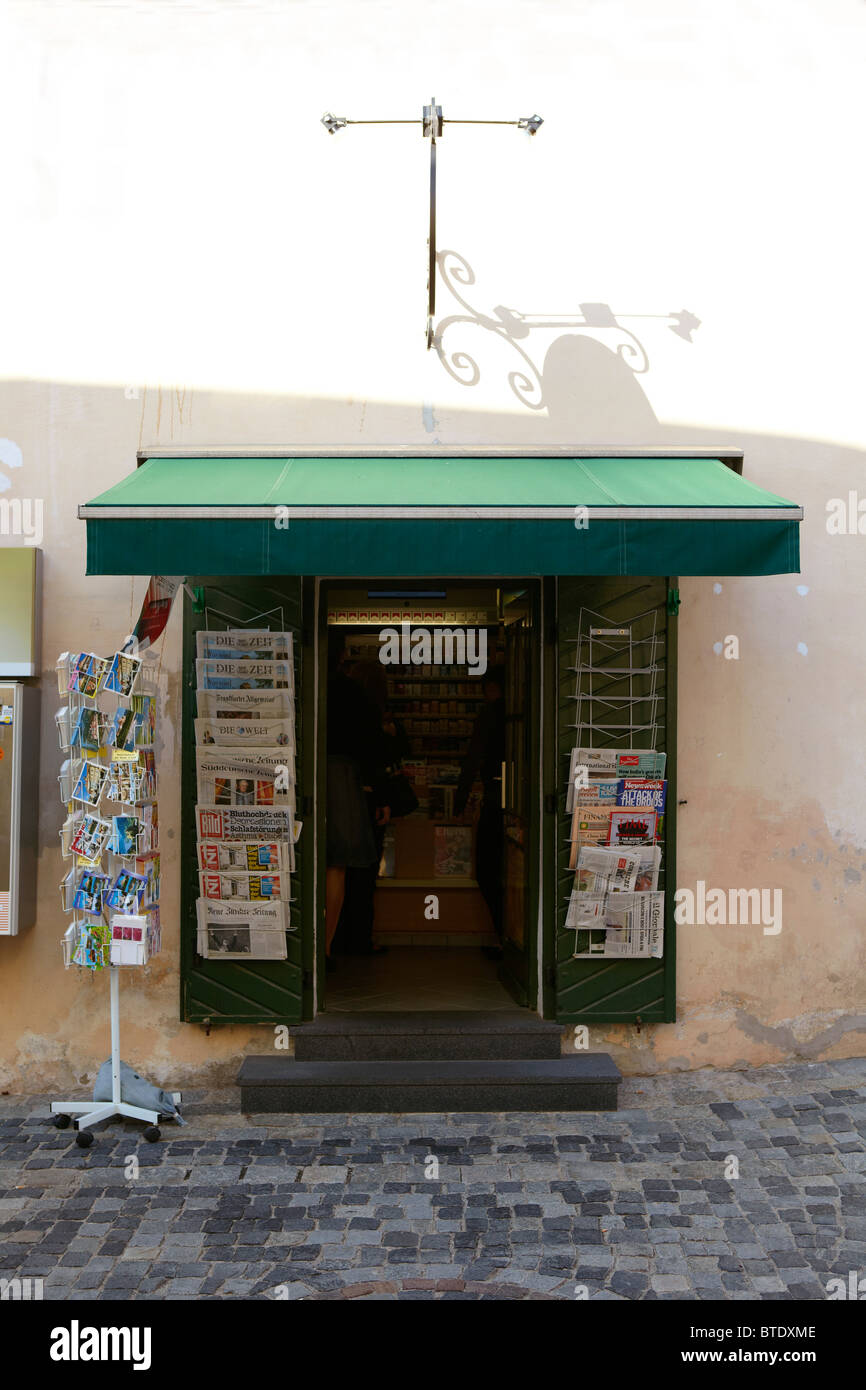 Newsagent shop hi-res stock photography and images - Alamy