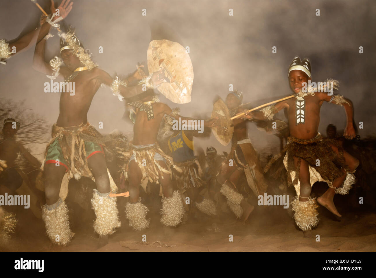 Zulu dancers hi-res stock photography and images - Alamy