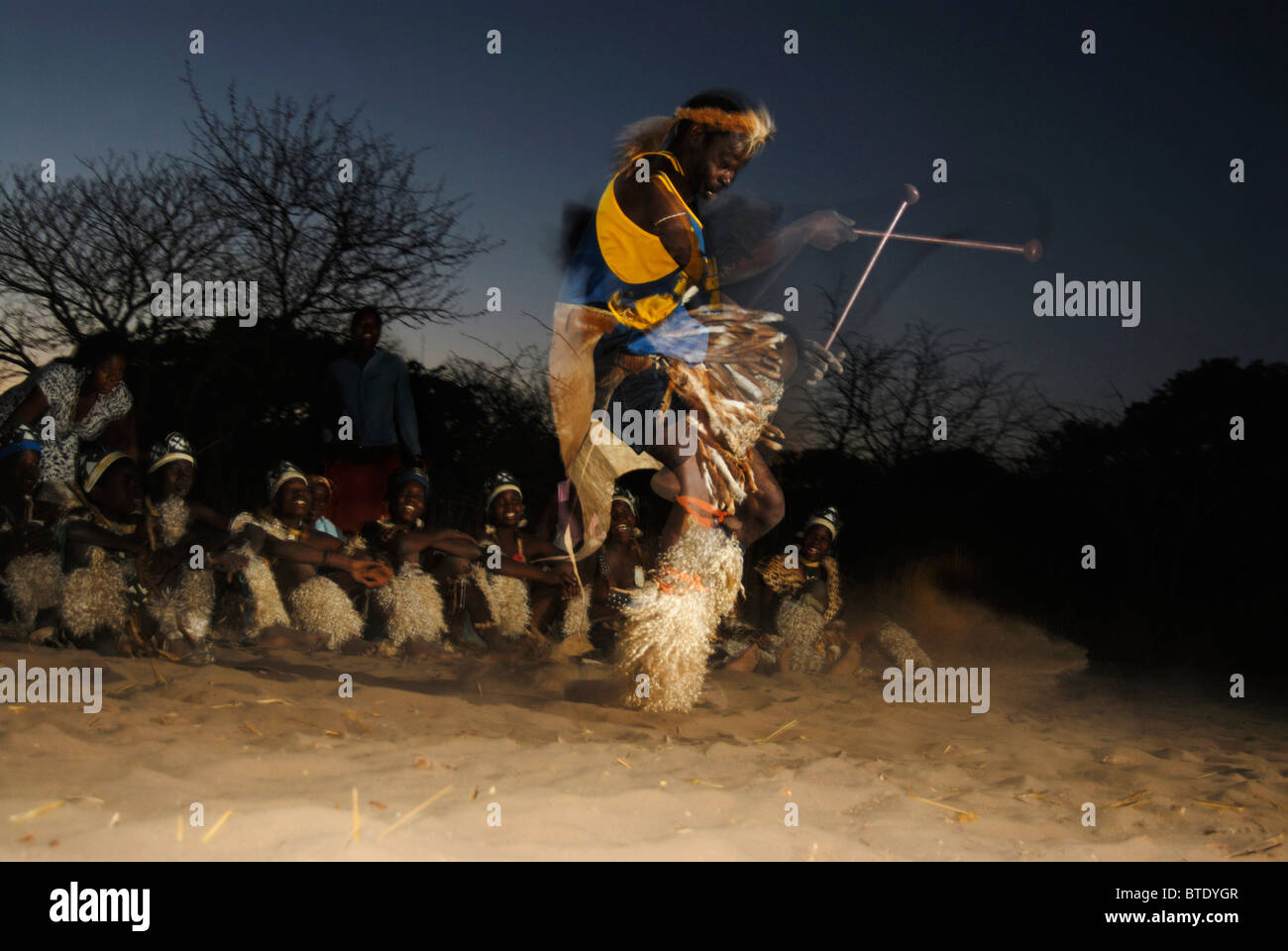 People dancing around fire night hi-res stock photography and images ...