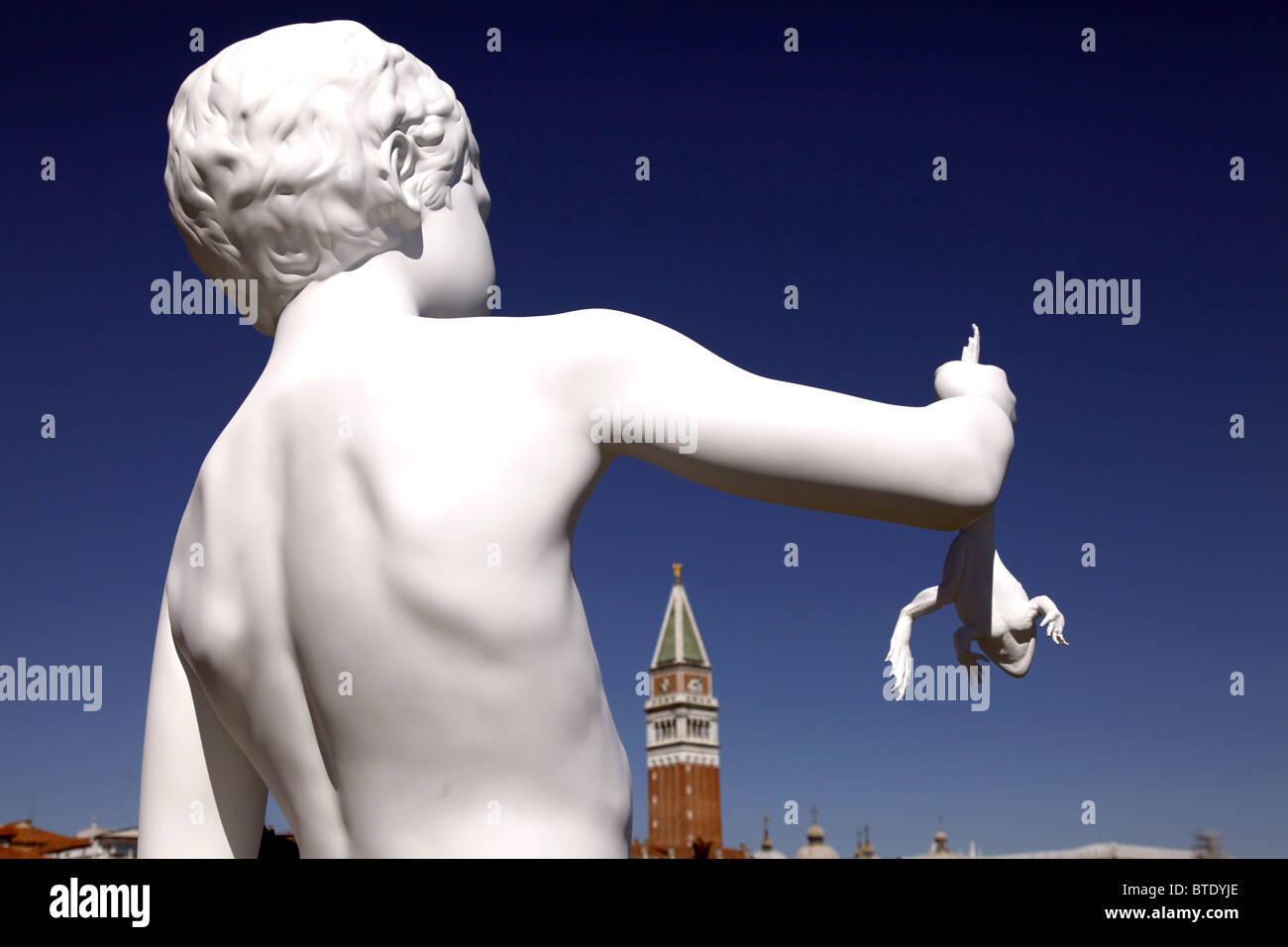 Boy with frog statue hi-res stock photography and images - Alamy
