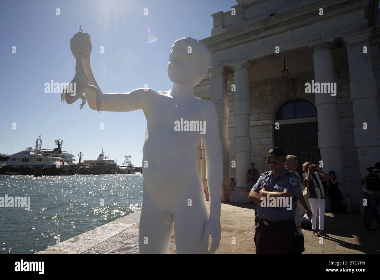 Boy with frog statue hi-res stock photography and images - Alamy