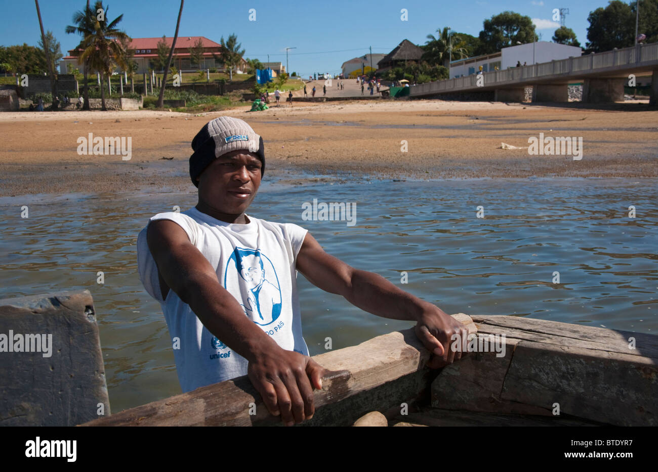 A dhow boatman pulling his boat into shore Stock Photo - Alamy
