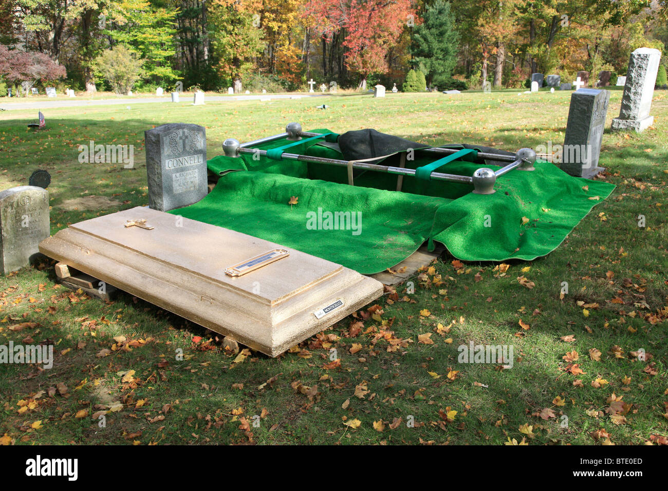 Open grave hi-res stock photography and images - Alamy