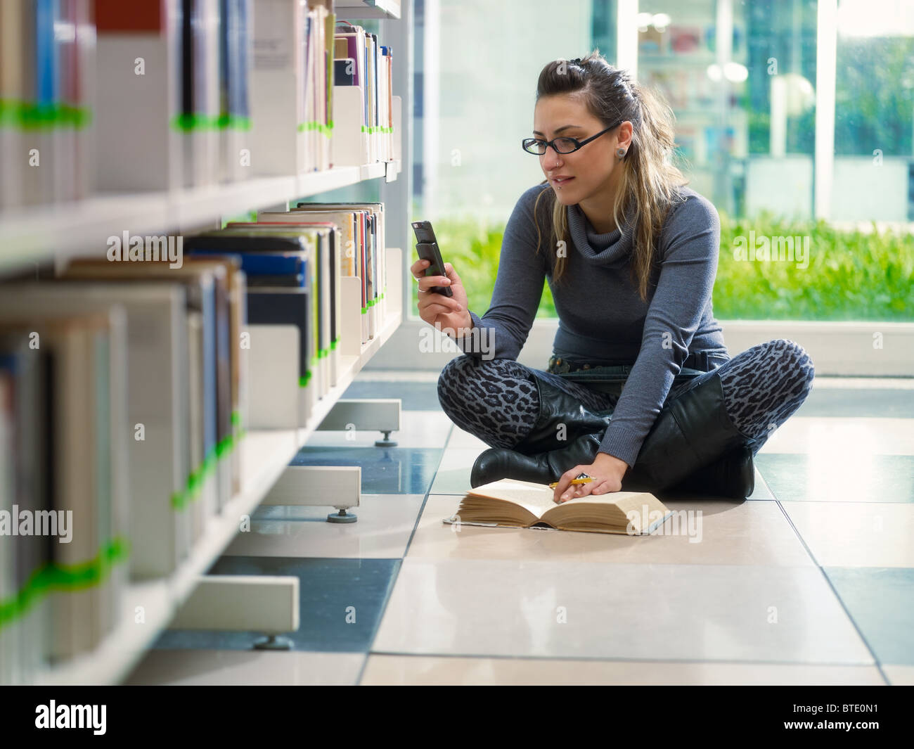 Cross legged girl library hi-res stock photography and images - Alamy