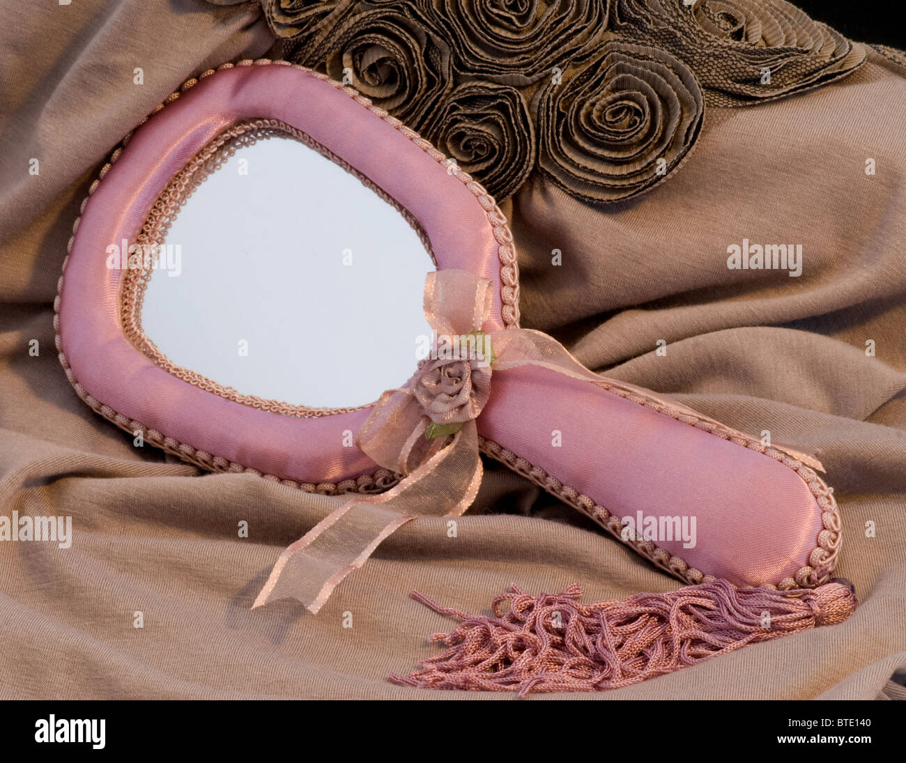 Hand mirror pretty hi-res stock photography and images - Alamy