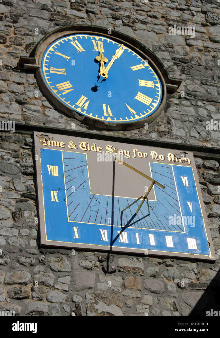 Sundial gnomon clock hi-res stock photography and images - Alamy