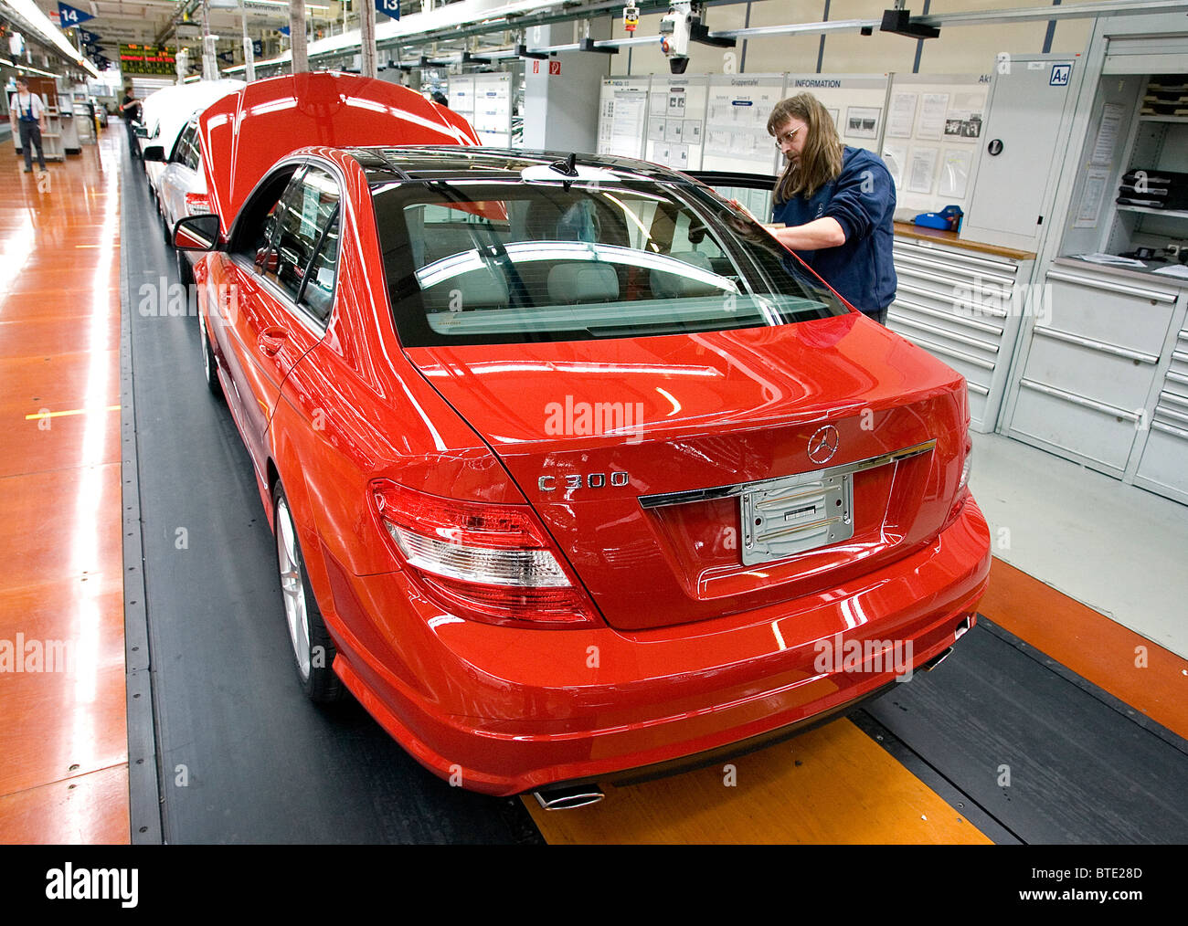 Mercedes benz assembly line hi-res stock photography and images - Alamy