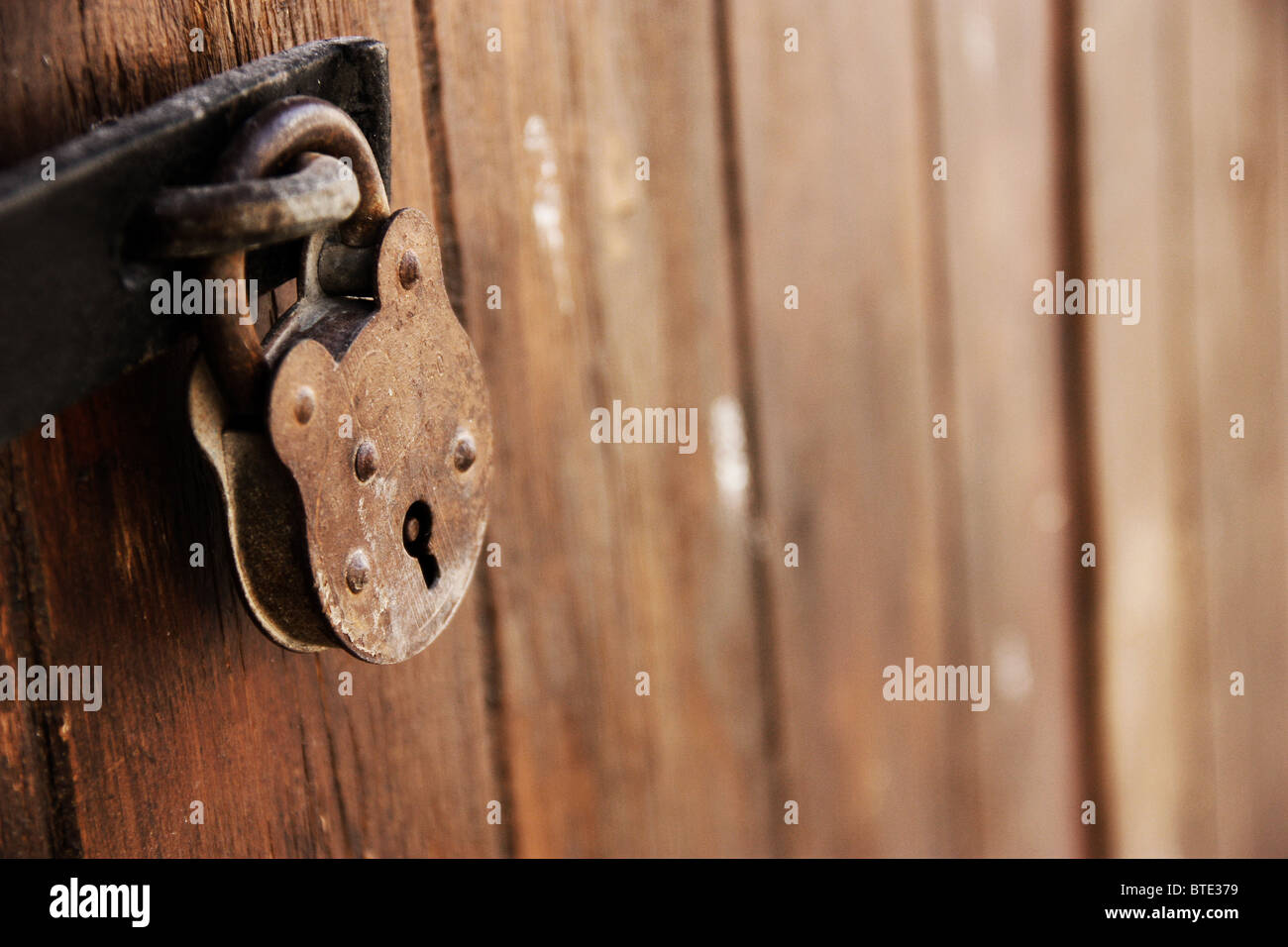 Rusted old door lock Stock Photo - Alamy