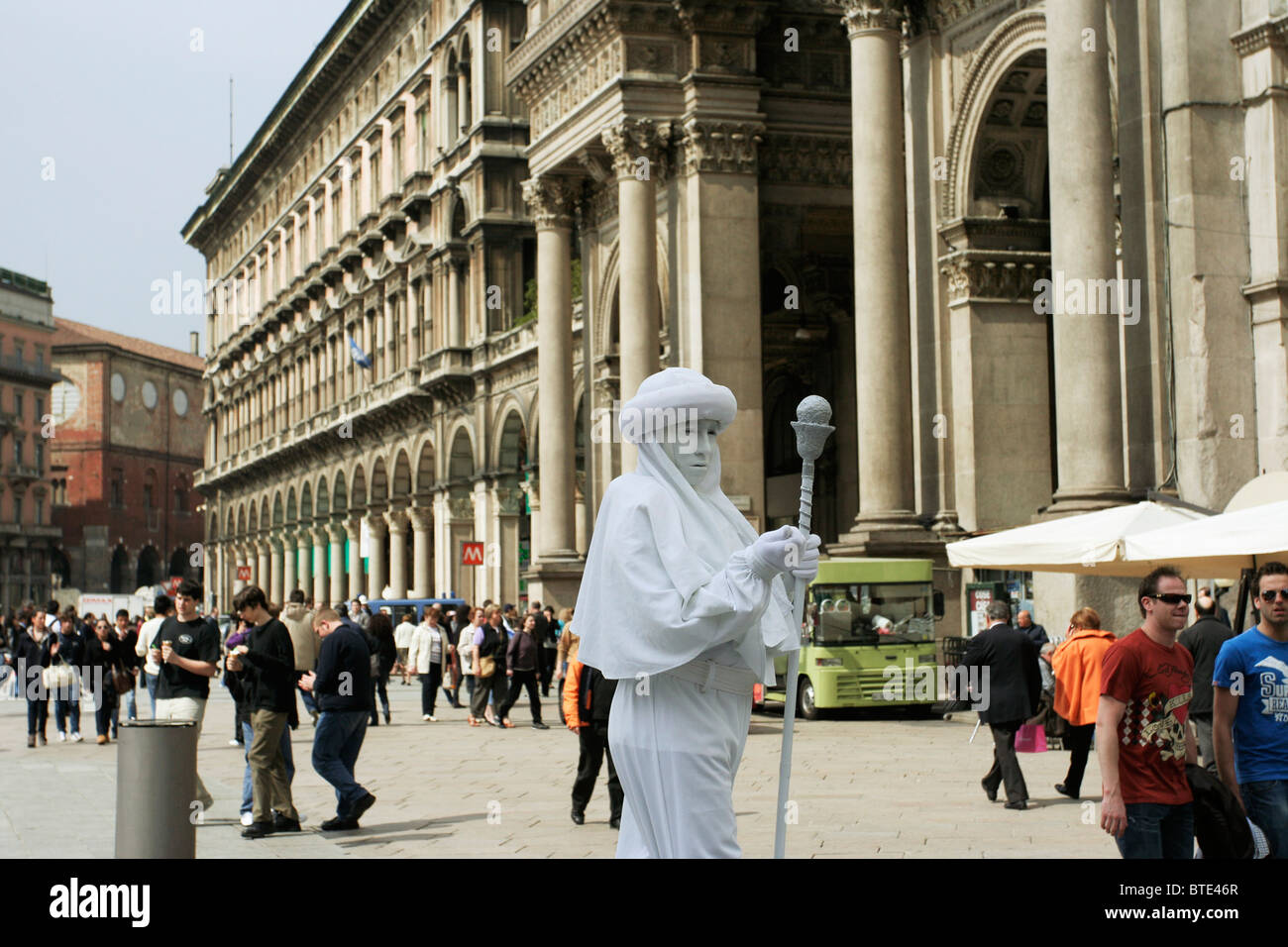 Mime artist hi-res stock photography and images - Alamy