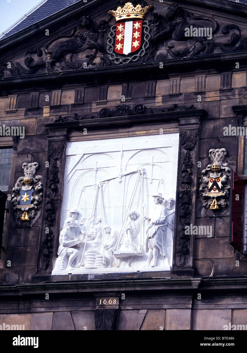 Weighing building hi-res stock photography and images - Alamy