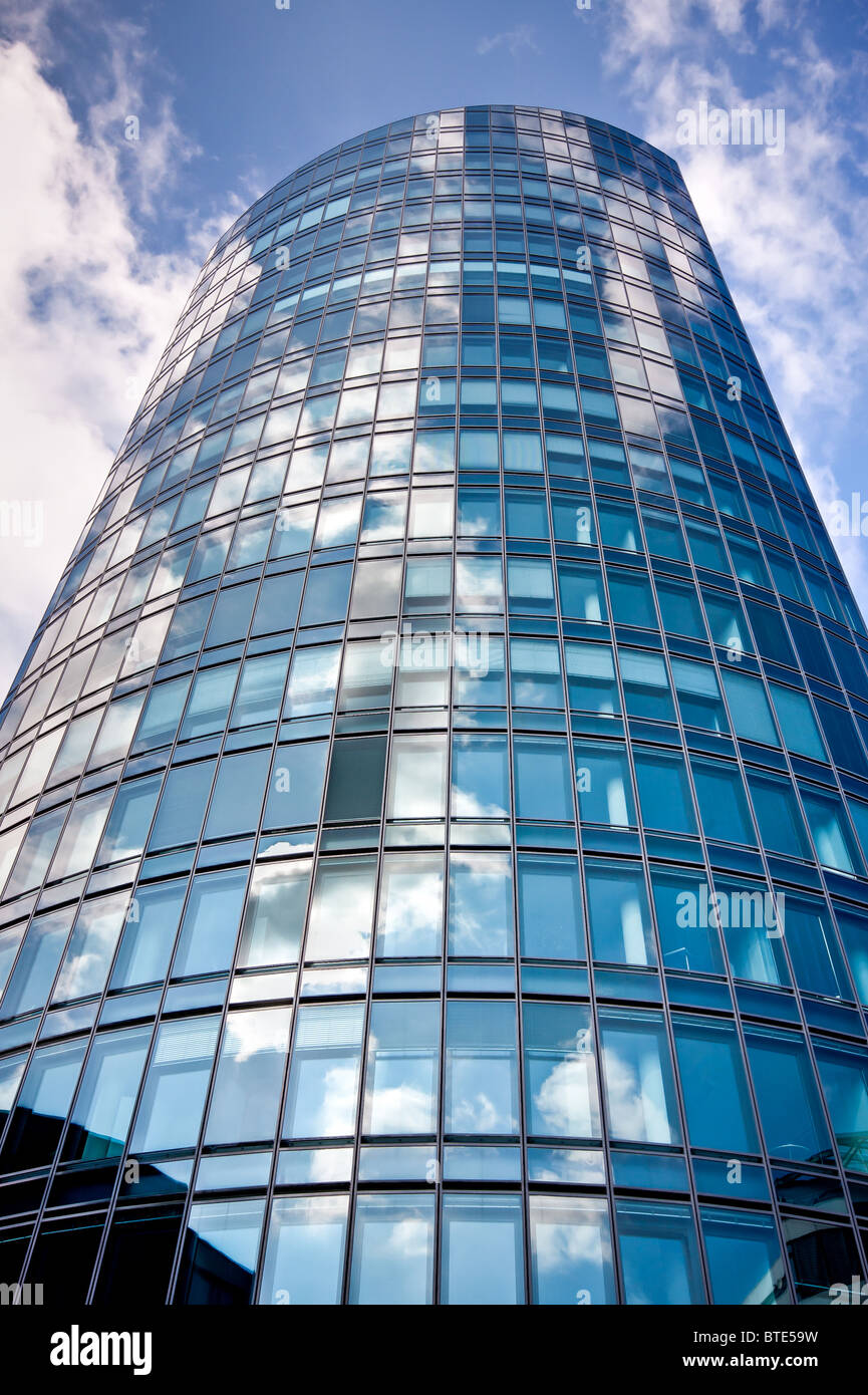 Clouds office tower hi-res stock photography and images - Alamy