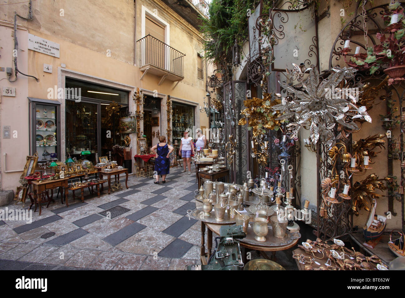Antique shop taormina hi-res stock photography and images - Alamy