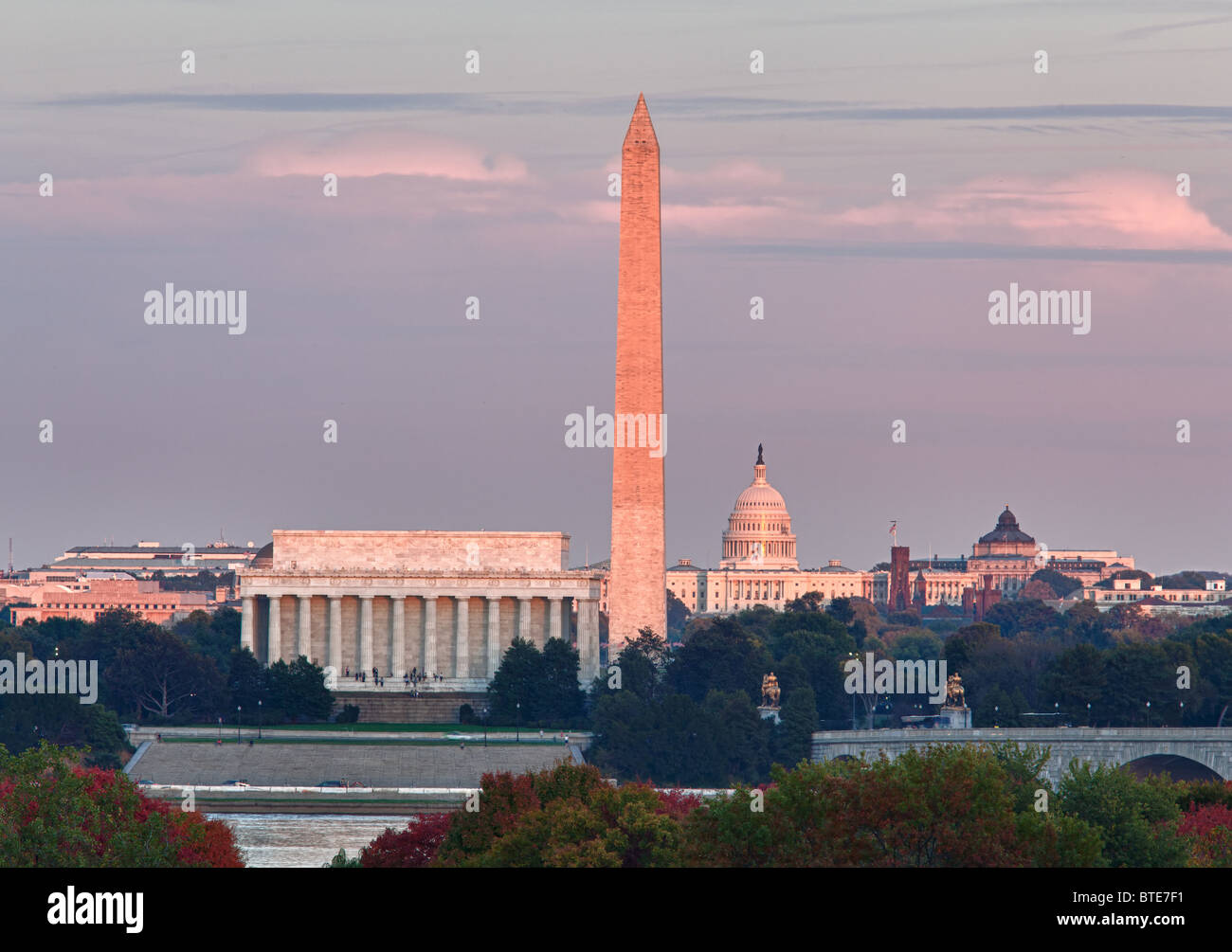 Lincoln Memorial, Washington Monument and Capitol building aligned as ...
