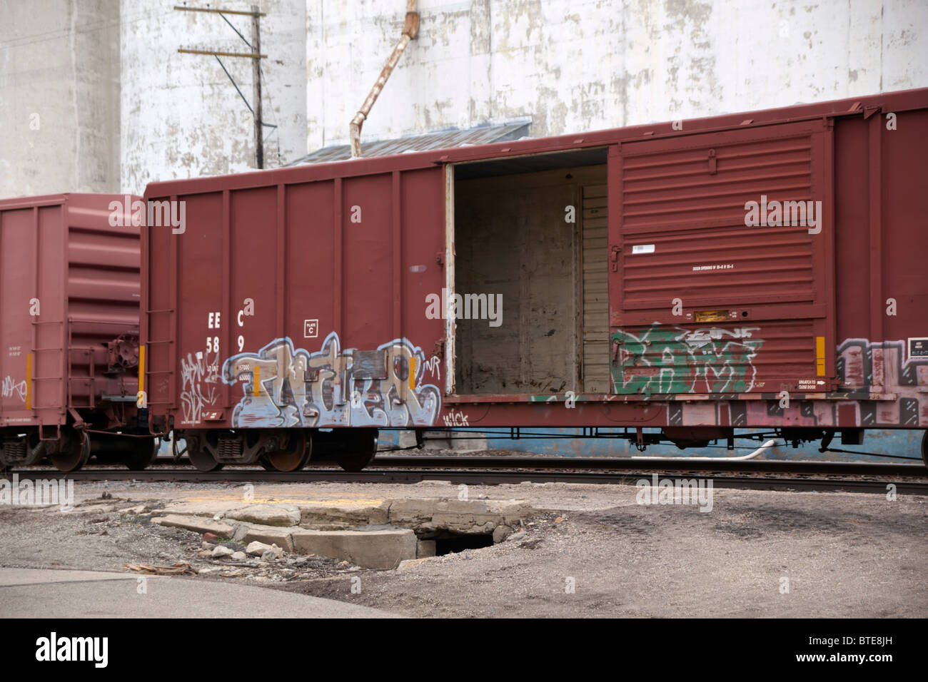Industrial image of a train at a grain silo Stock Photo - Alamy