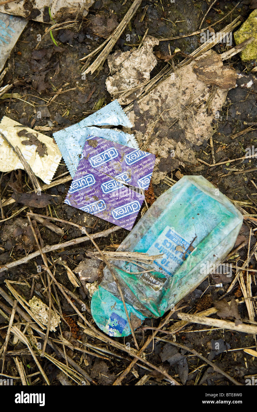 Litter littering wrapper hi-res stock photography and images - Alamy
