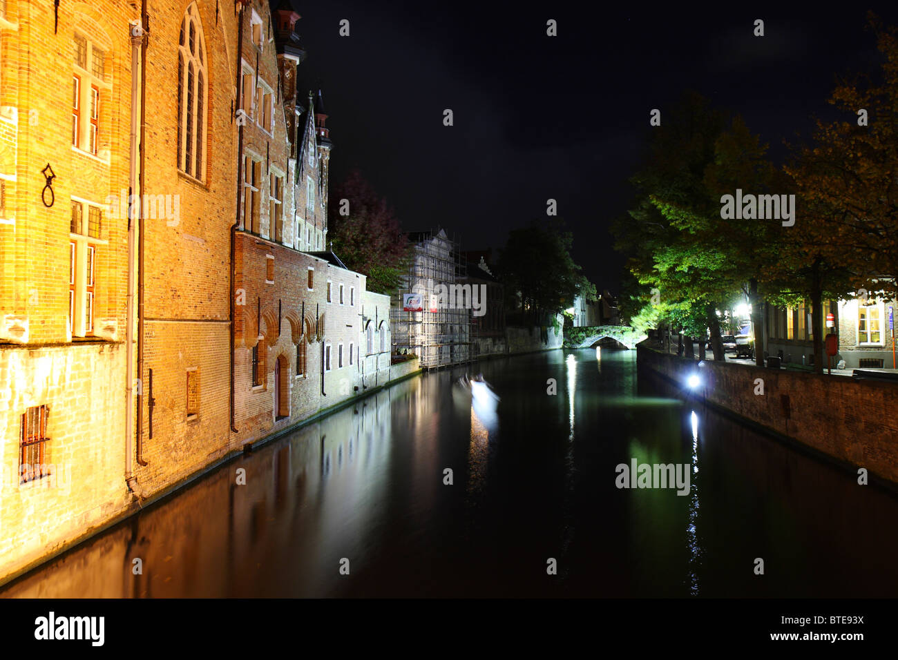 Bruges canal at night hi-res stock photography and images - Alamy