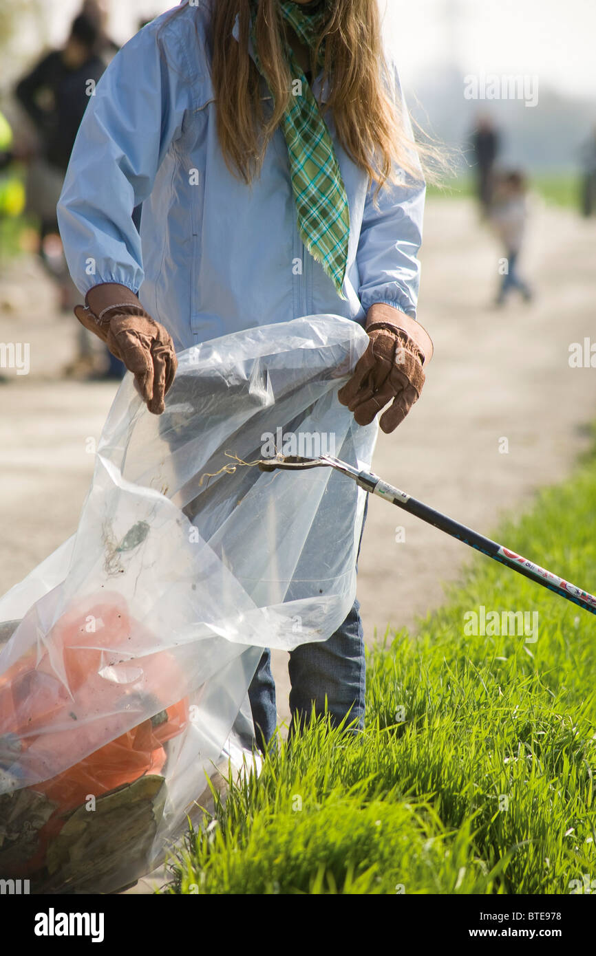 Volunteers cleaning up trash outdoors Stock Photo - Alamy