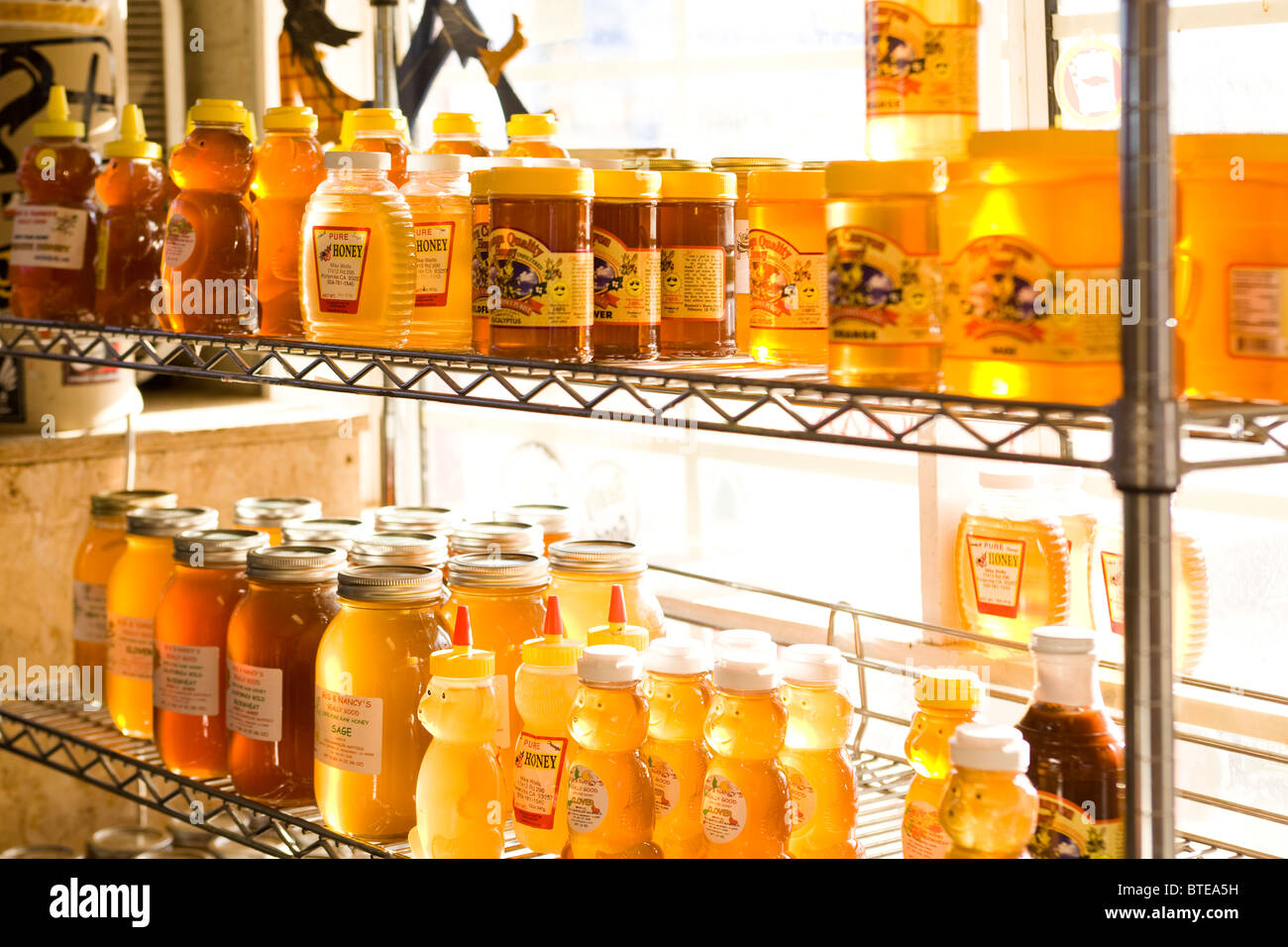 Jars honey on shelves hi-res stock photography and images - Alamy