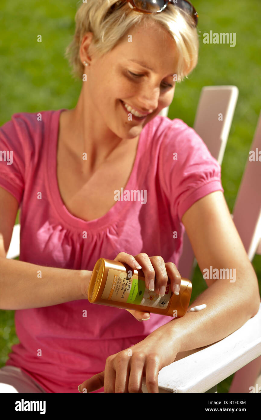 Sunless bronzer hi-res stock photography and images - Alamy