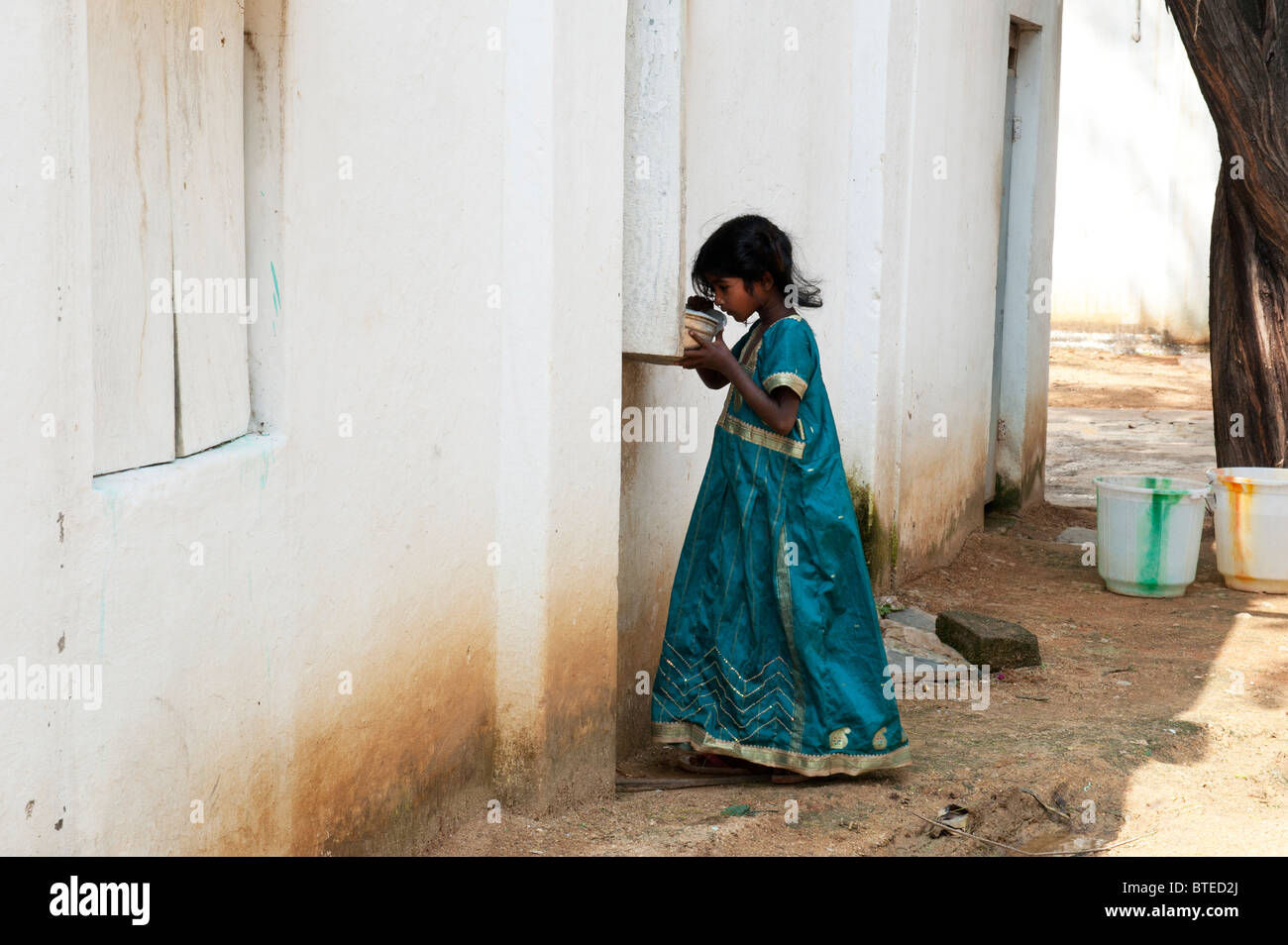 Begging children hi-res stock photography and images - Alamy
