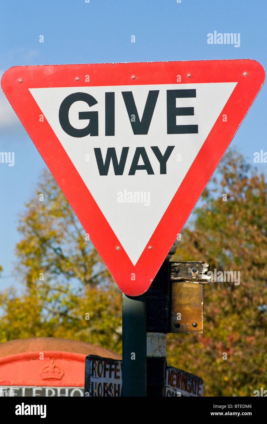 Give way uk sign hi-res stock photography and images - Alamy
