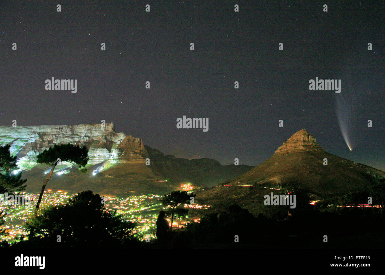 Comet McNaught in the sky above Table Mountain Stock Photo - Alamy
