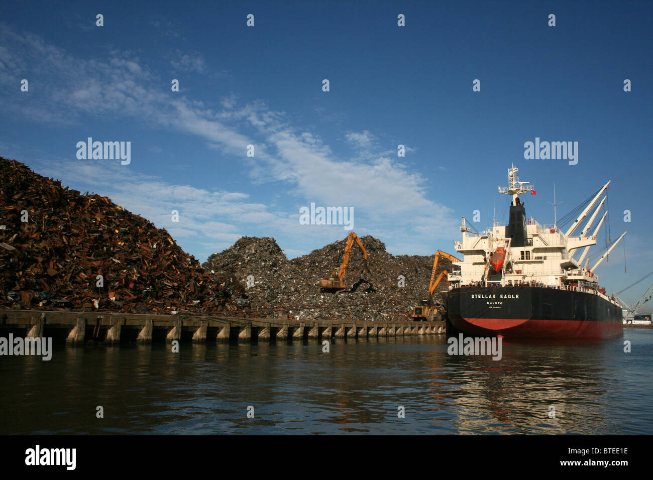 Scrap metal being loaded ship hi-res stock photography and images - Alamy