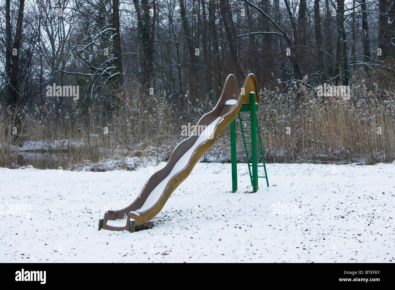 Playground in winter no one hi-res stock photography and images - Alamy