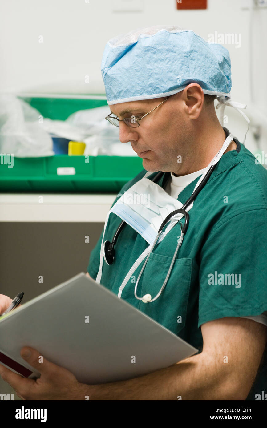 Surgeon reviewing patient's medical chart Stock Photo - Alamy